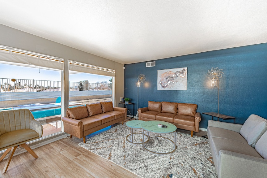 4br/2ba W/pool10 Mins To Strip/5mins To Chinatown - Las Vegas, NV