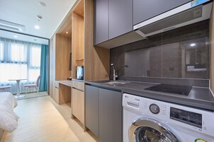 Quarto Duplo Standard | Roupa de alta qualidade, camas de colchão viscoelástico, secretária 