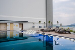 Piscina externa, funciona das 6h às 18h, guarda-sóis, espreguiçadeiras