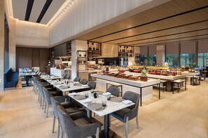 Café da manhã, almoço e jantar; sushi, restaurante ao ar livre