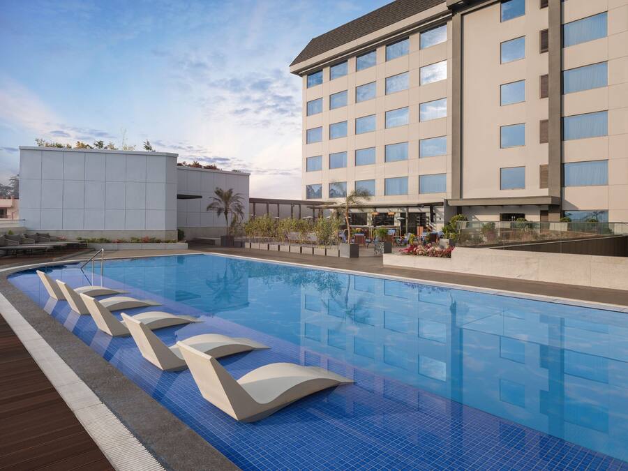 Piscina exterior, da(s) 6:00 à(s) 18:00, guarda-sóis, espreguiçadeiras