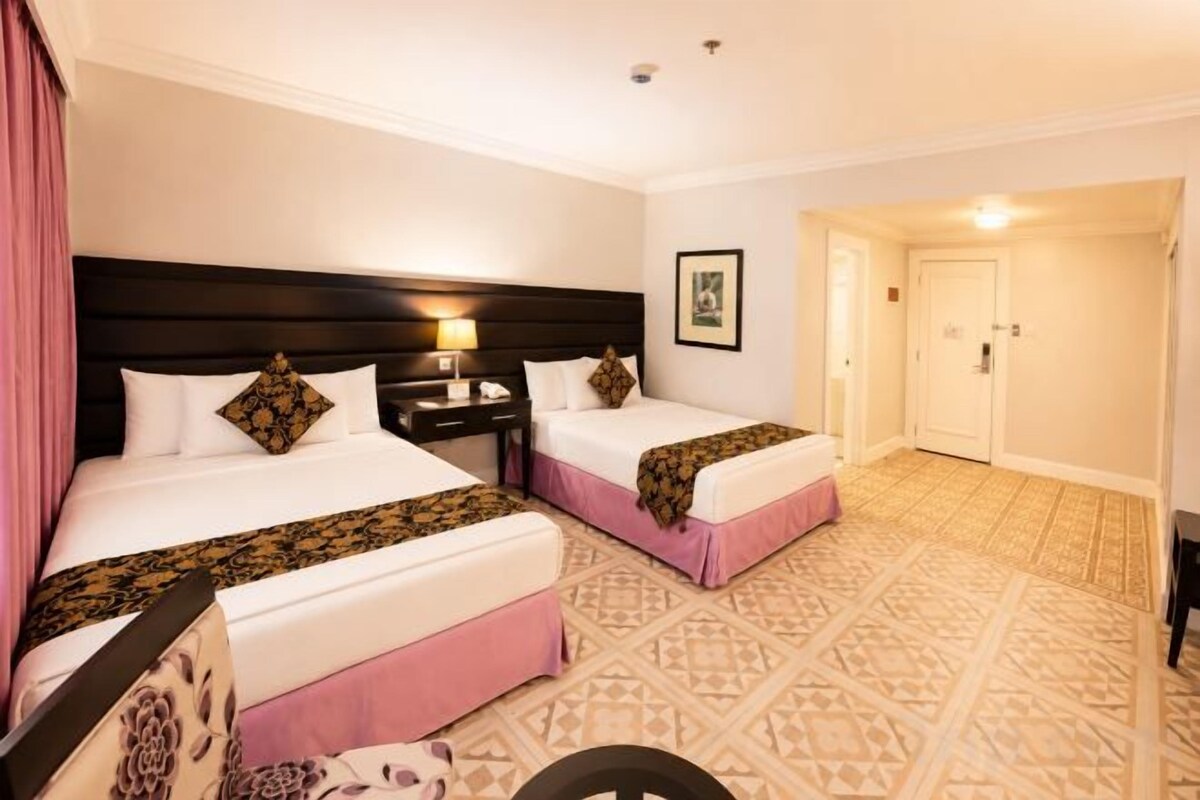 Minibar, secretária, Wi-fi grátis, roupa de cama fornecida