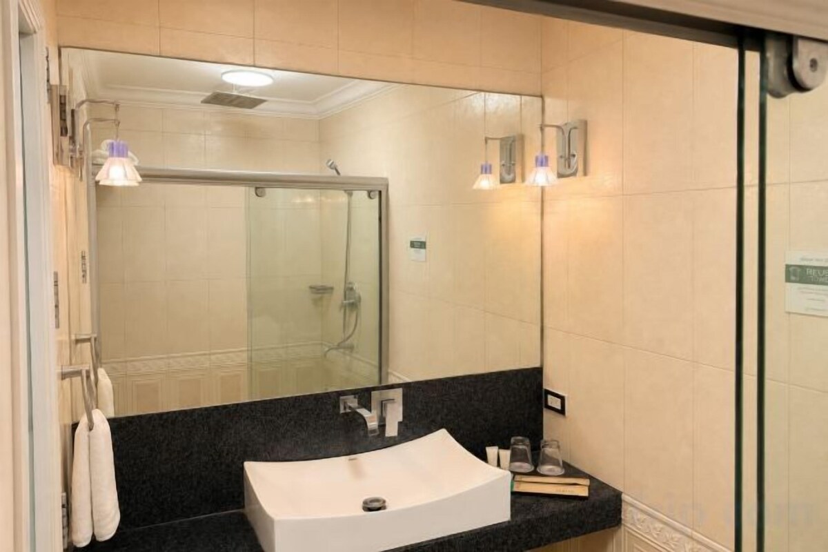 Casa de banho | Um polibã, um chuveiro fixo, um secador de cabelo, toalhas fornecidas