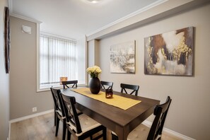 Apartamento urbano | Opções para refeição no quarto