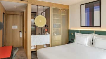 Quarto, 1 cama Queen | Frigobar, cofres nos quartos, quartos à prova de som, Wi-Fi de cortesia