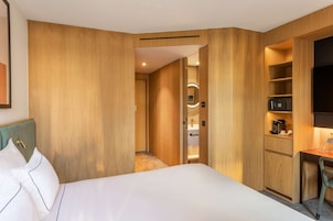 Quarto, 1 cama queen-size, varanda | Minibar, cofre com capacidade para portátil, quartos insonorizados
