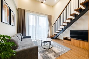 Dúplex Deluxe, várias camas, não fumadores, varanda | Roupa de alta qualidade, cofre no quarto, cortinas/cortinados opacos