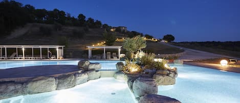 Piscina externa sazonal, funciona das 8h30 às 23h, espreguiçadeiras