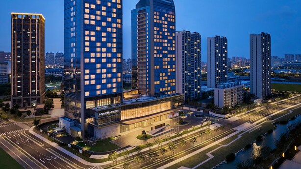 Um complexo moderno de hotel com vários edifícios altos, apresentando sinalização destacada para 'hotel nikko changshu'.