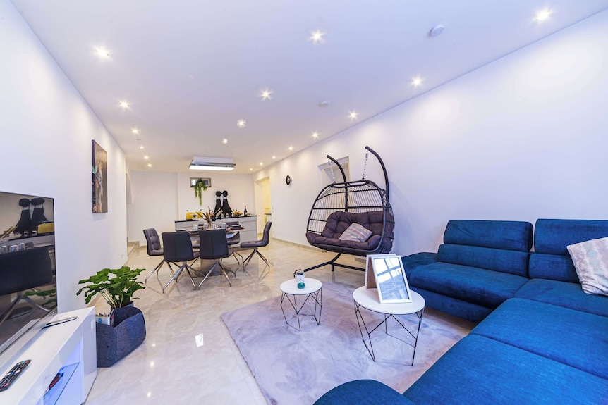 Lit Living: Luxury - Box Spring - Between Mannheim And Heidelberg - Netflix - 曼海姆