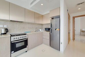 Apartamento Design | Cozinha privada | Um frigorífico, um micro-ondas, um forno, uma placa de cozinha 