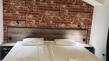 Quarto casal ou duplo standard, 1 quarto | Escrivaninha, cortinas blackout, ferros/tábuas de passar roupa