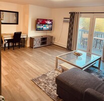Apartamento elite | Área de estar | Smart TV 55 polegadas com canais digitais, TV, Netflix