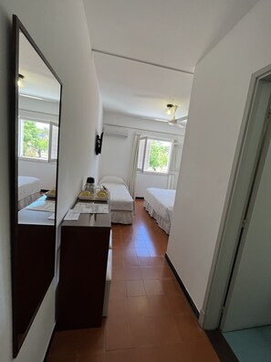 Quarto Triplo Standard | Roupa de alta qualidade, edredões de penas, minibar, cofre no quarto 
