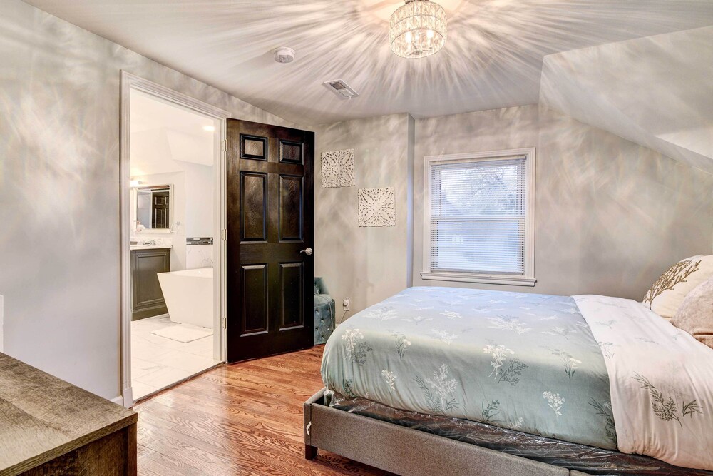 Luxurious Detroit Home - Walk To Golf & Park! - Oak Park, MI