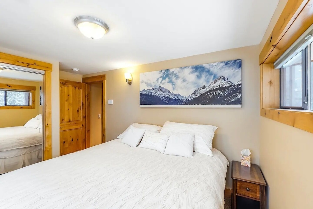 Corrock Style - Luxury Hot Tub Home near Ski Lifts & Downtown Ketchum ...