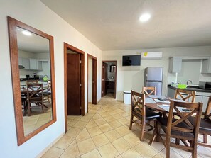 Apartamento Comfort em Condomínio Fechado | Sala de estar | Televisor de ecrã plano de 40 polegadas com canais por cabo, televisor