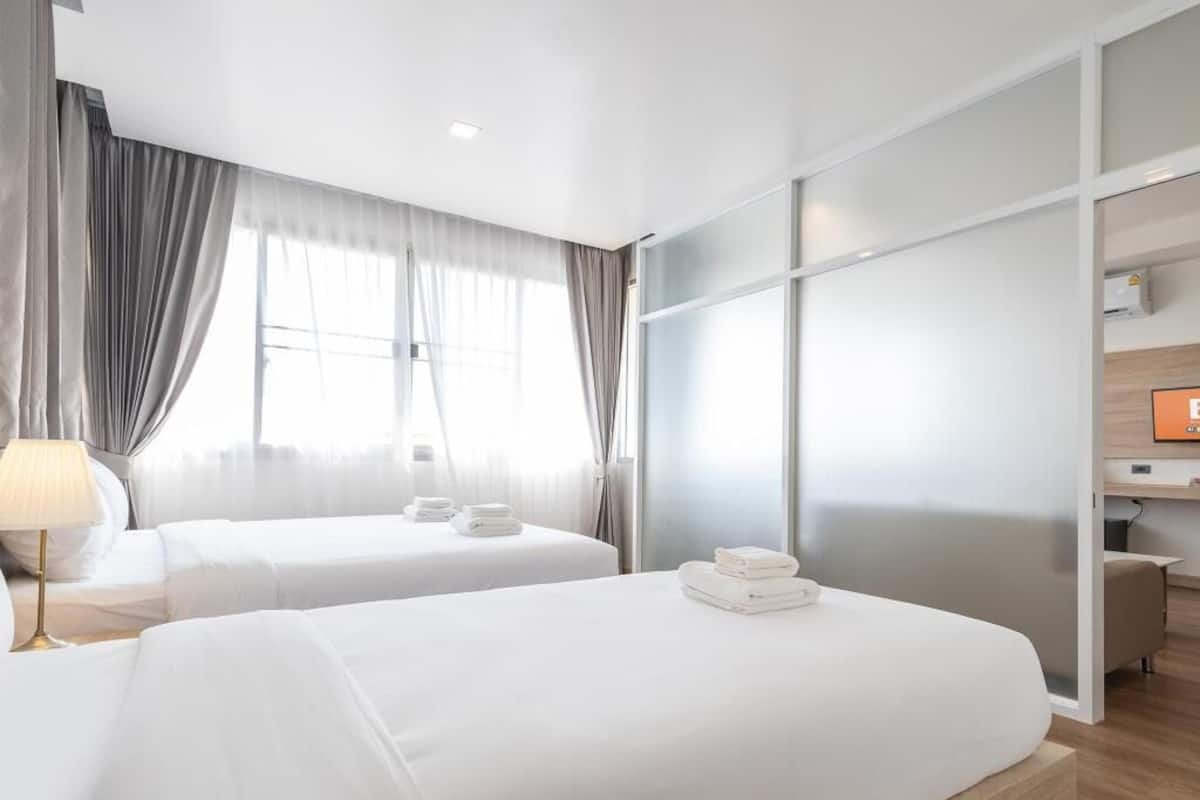 Cortinas/cortinados opacos, Wi-fi grátis, roupa de cama fornecida