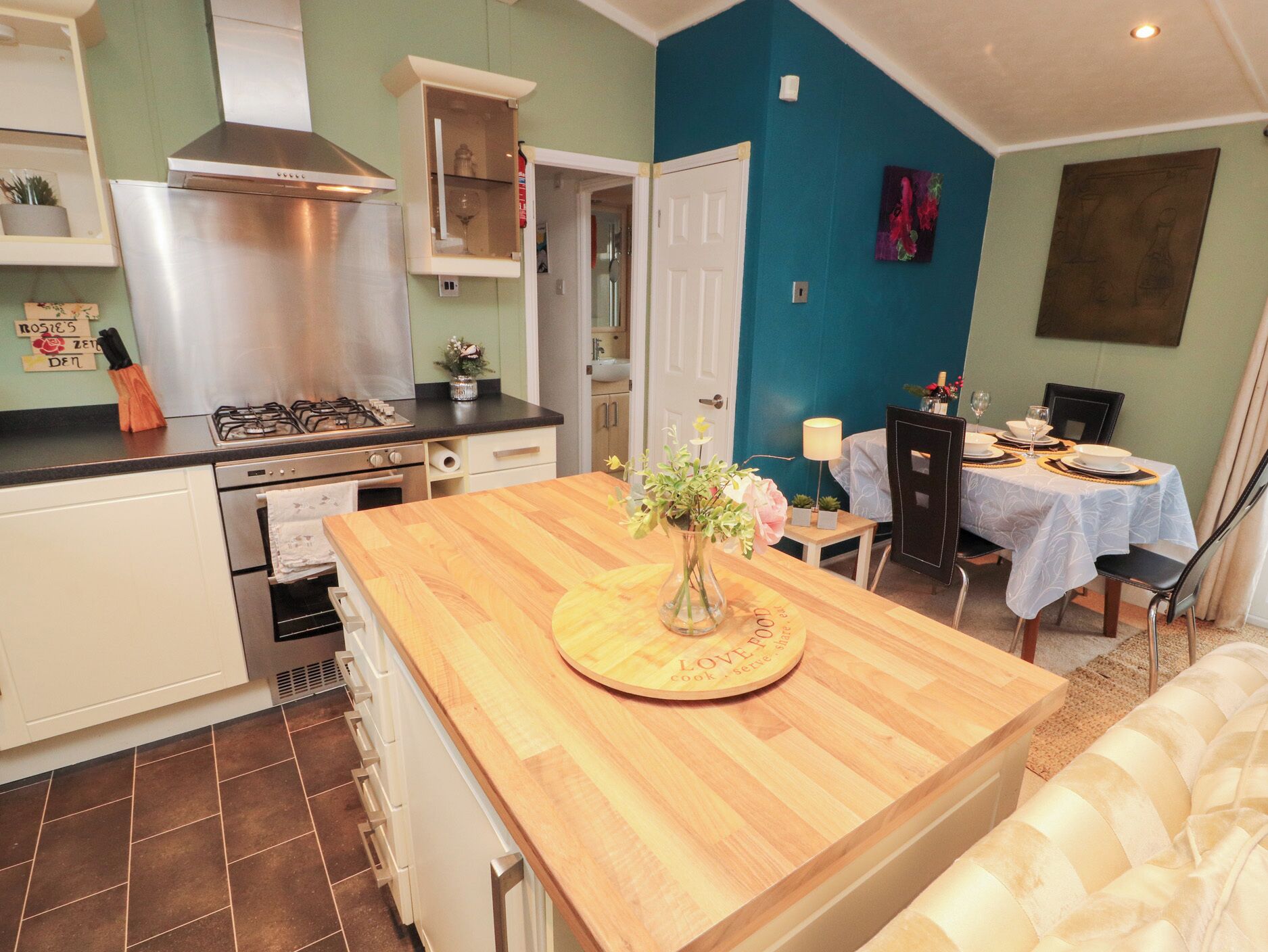 Geladeira, chaleira elétrica, torradeira