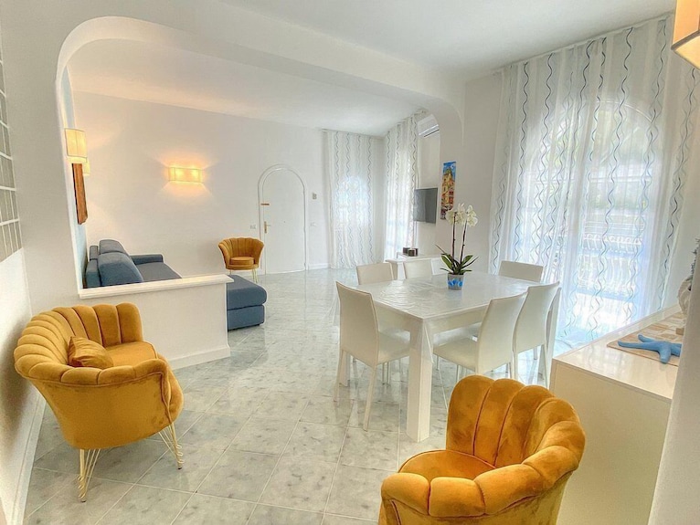 Casa Nica: A Characteristic And Welcoming Independent House Located In The Center Of Positano, With Free Wi-fi. - Positano