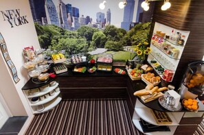 Pequeno-almoço tipo buffet diário mediante uma taxa 