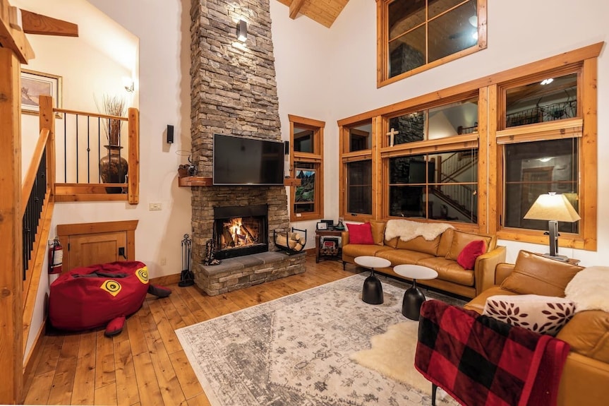 Discover Mountain Serenity At Its Finest In Our Stunning Home, Complete With A Soothing Hot Tub. - カナダ キンバリー