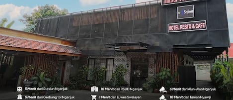 Um hotel chamado "OMAH PANJANG" com uma placa indicando que oferece restaurante e café.