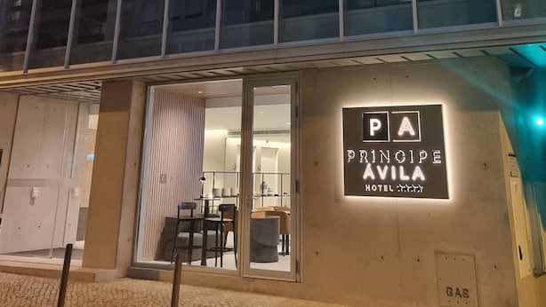Um hotel moderno com uma placa bem visível para 