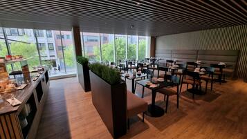 Pequeno-almoço tipo buffet diário (15 EUR por pessoa)