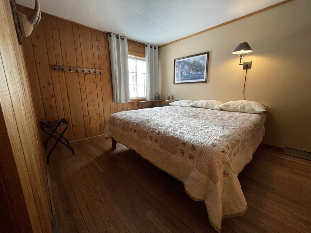 Hubbard Lake Sunset Hideaway, Large Lakefront Property. - Negwegon State Park, Ossineke