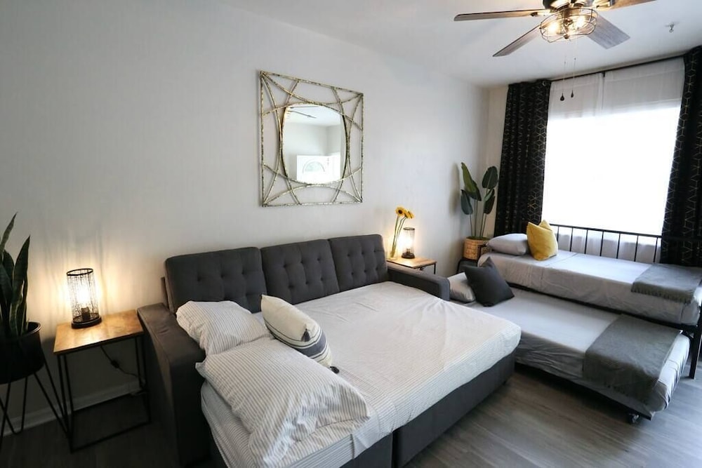 Modern Industrial Suite ️ Updated 2bd Condo - Gainesville, FL