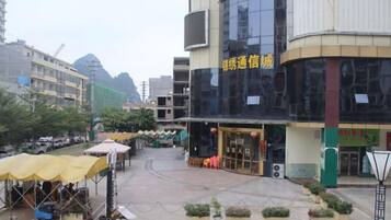 Um edifício comercial com fachada, área de estar ao ar livre e estacionamento.