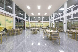 Amplo espaço interno com mesas e cadeiras dispostas para refeições.