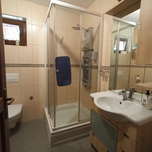 Cabine | Casa de banho | Um polibã, um secador de cabelo, toalhas fornecidas 