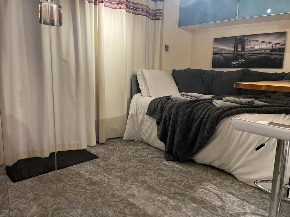 Self-contained studio annex - loft bed for 8-16yrs - South ...