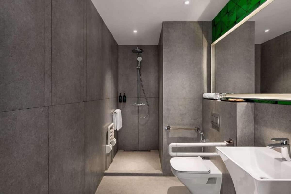 Banheiro | Chuveiro com efeito de chuva, produtos de toalete biodegradáveis