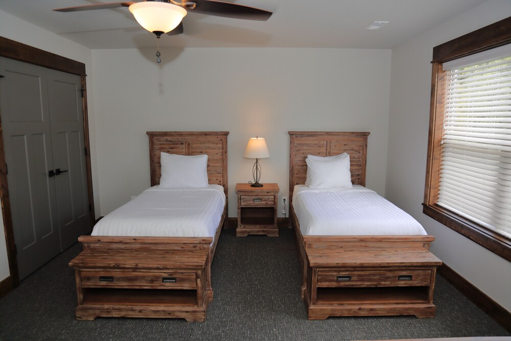 #4 - Main Level - Antlers Resort 4 Bedroom - Branson, MO