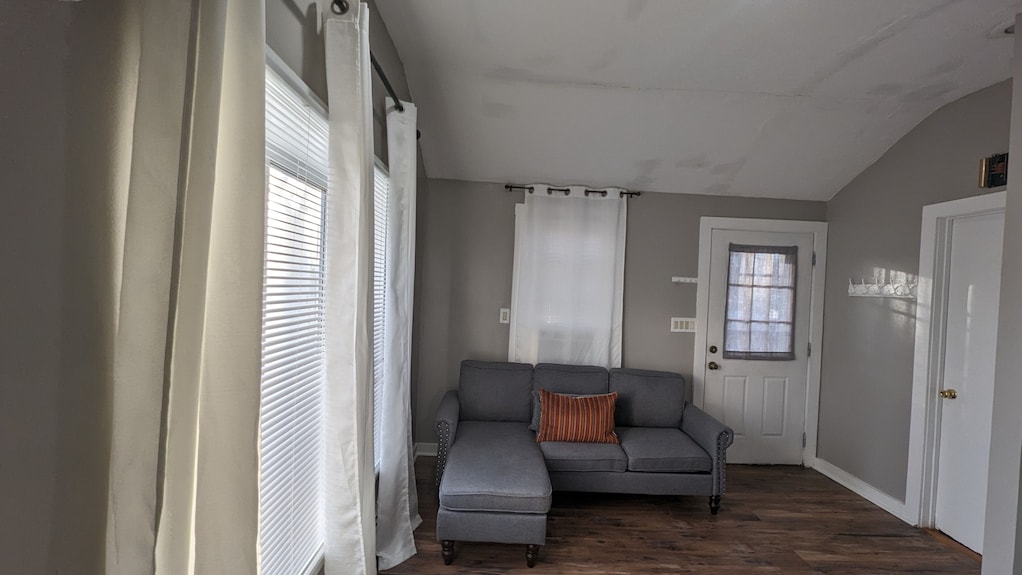Private, Spacious, Comfy 1 Bedroom Entire Suite, Separate Entry & Onsite Parking - Dedham, MA