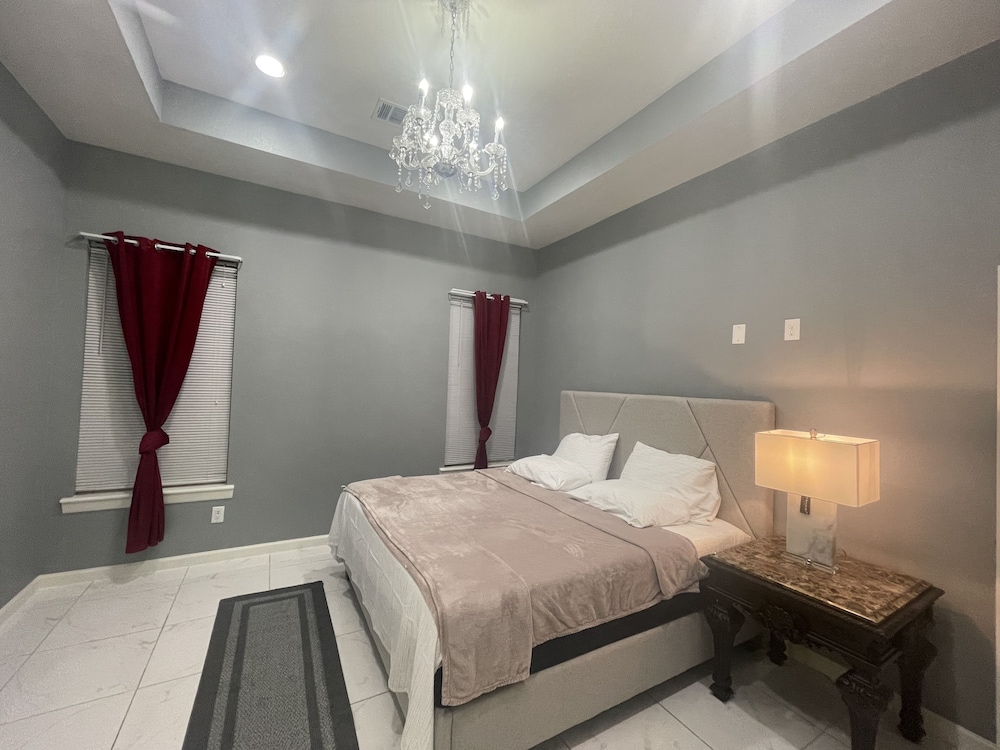 AMPM mini-mansion - near IAH Airport - Houston | Vrbo