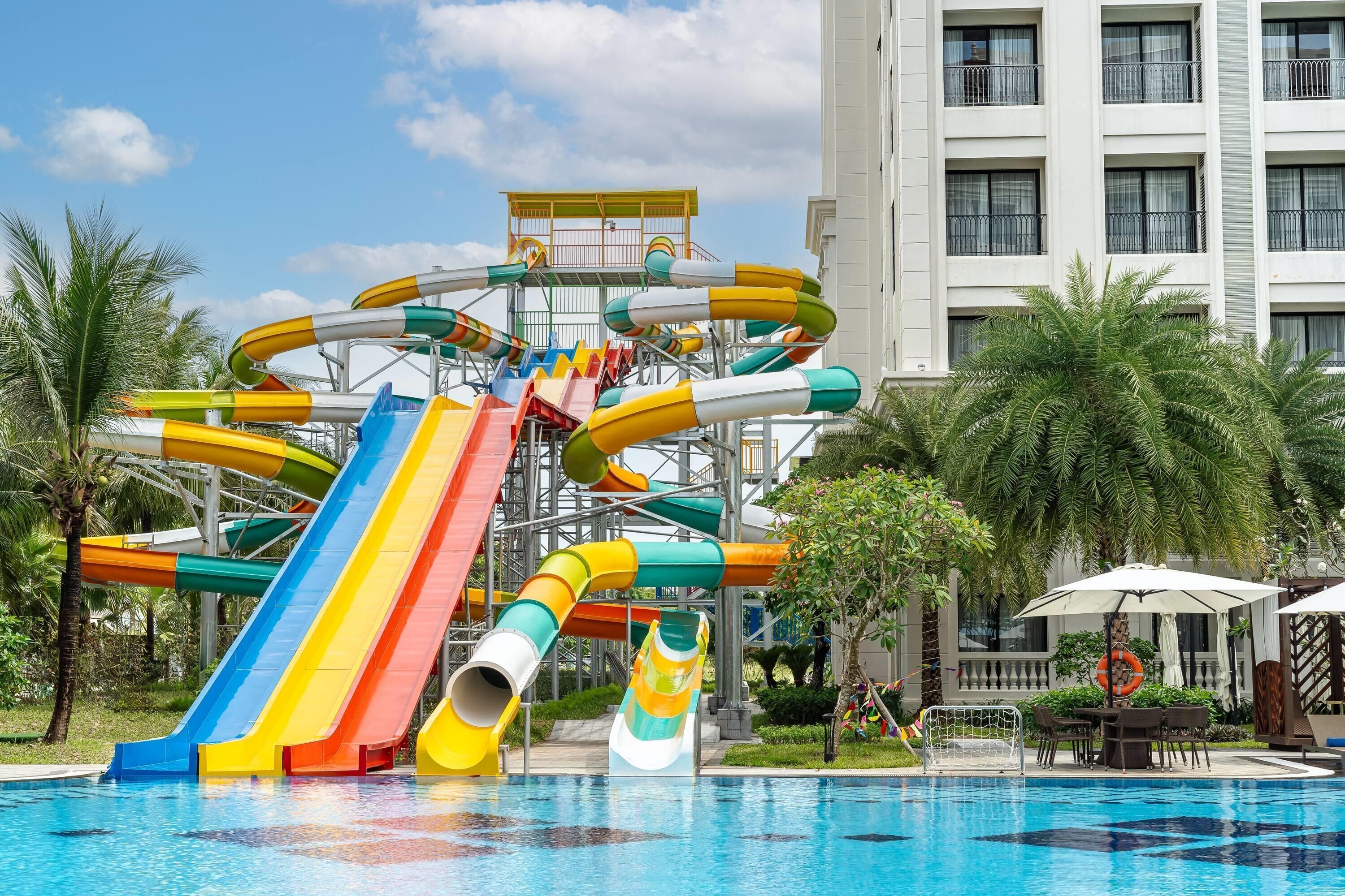 Um parque aquático com vários toboáguas e uma piscina.