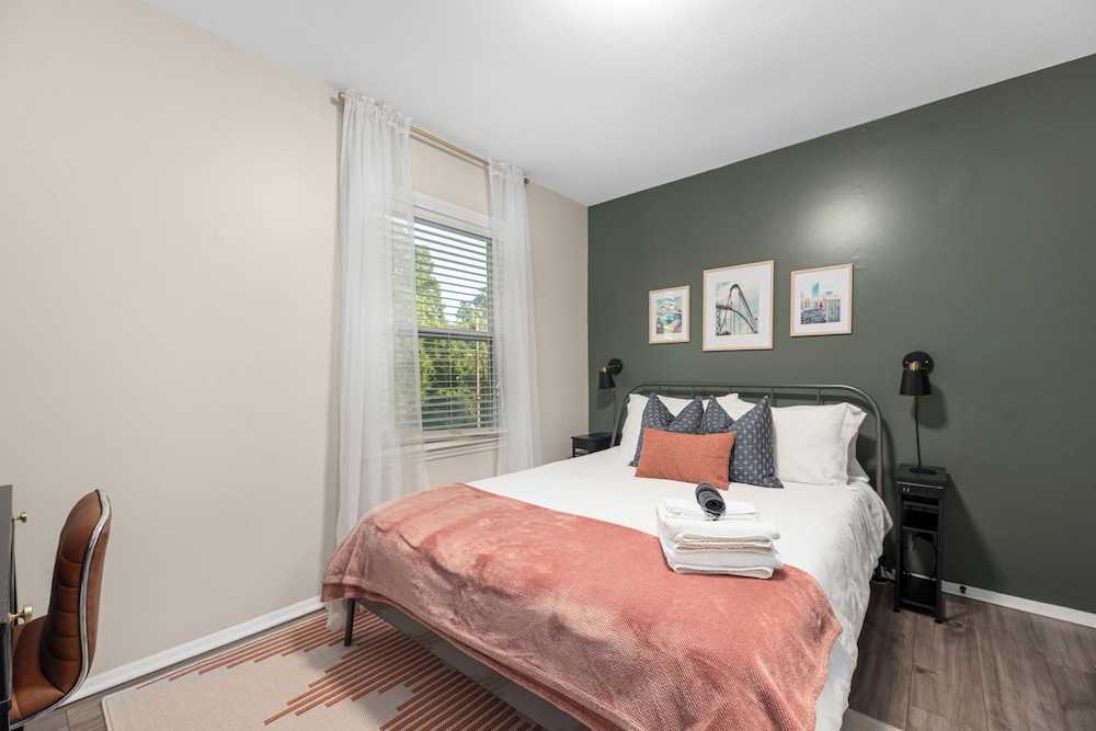 Renovated Home Near Uptown W Fenced Yard & Parking + Dog Friendly! - Charlotte