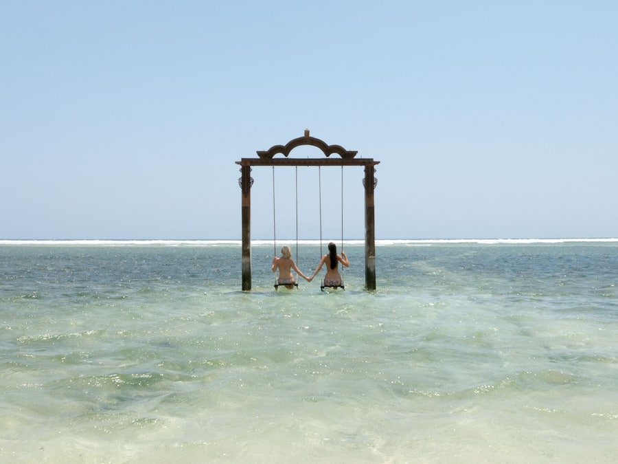 Perto da praia, areia branca, prática de mergulho autônomo