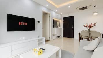 Apartamento de Luxo, 2 quartos | Sala de estar | Smart TV de 50 de polegadas com canais digitais, televisor, Netflix