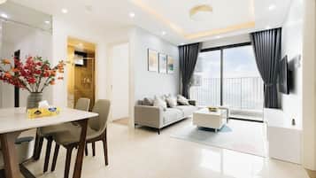 Apartamento de Luxo, 2 quartos | 2 quartos, secretária, secretária adequada para computadores portáteis