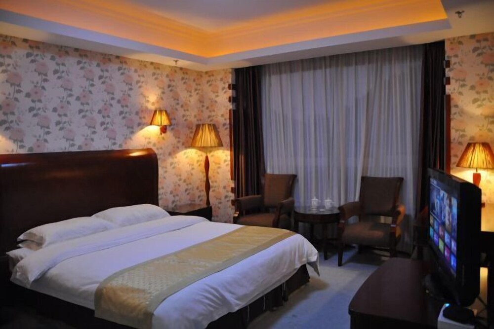 Room Deals for Qianhua Hotel, Chengde starting at | Hotwire