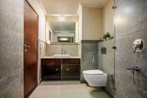 Um polibã, um chuveiro fixo, artigos de higiene pessoal grátis 