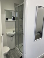 Estúdio | Banheiro | Chuveiro, toalhas de banho