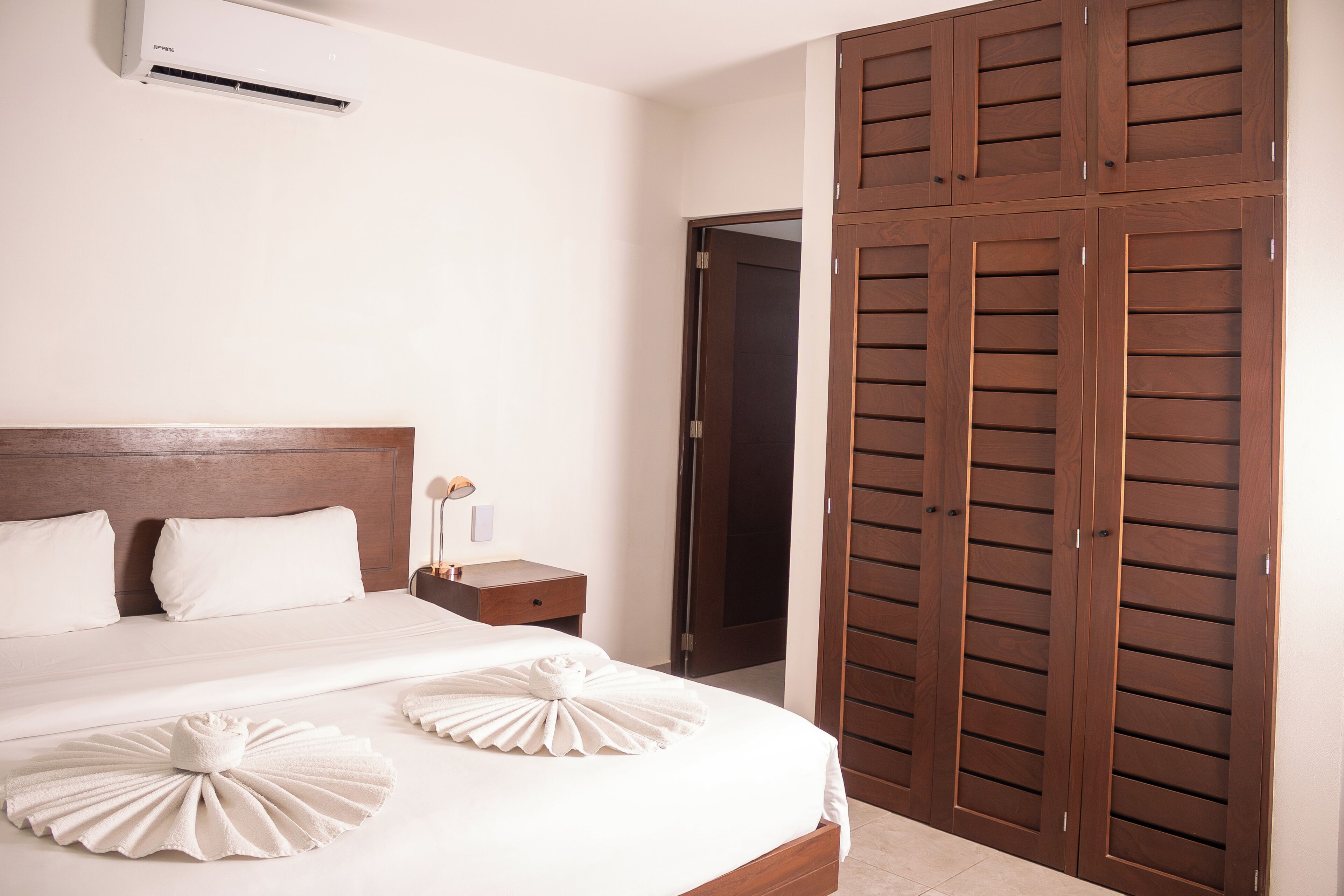Quarto júnior | Cofres nos quartos, escrivaninha, espaço de trabalho para notebook