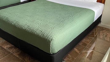 Newly remodeled rooms, 2 Queen Beds, Non-smoking, Not Pet Friendly | 2 quartos, secretária, Wi-fi grátis, roupa de cama fornecida