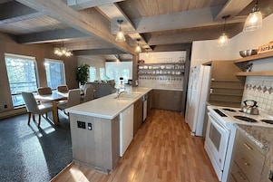 Casa, 3 quartos | Cozinha privada | Uma cafeteira/bule, um frigorífico, uma torradeira